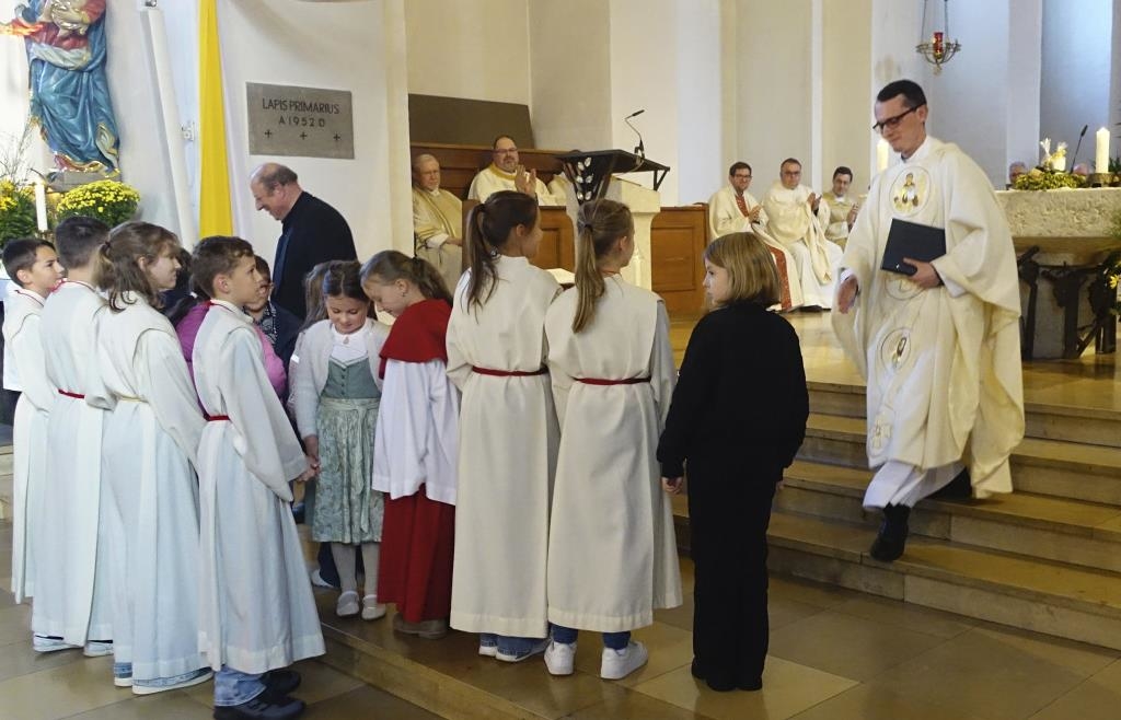 Neuer Pfarrer für Schwarzenfeld: Maximilian Moosbauer nun offiziell begrüßt