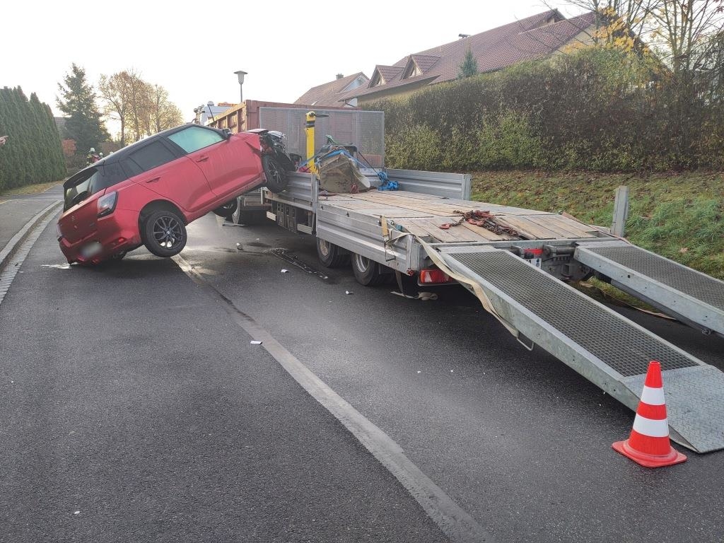 Unfall in Untertraubenbach bei Cham: 19-Jährige übersieht Laderampe ...