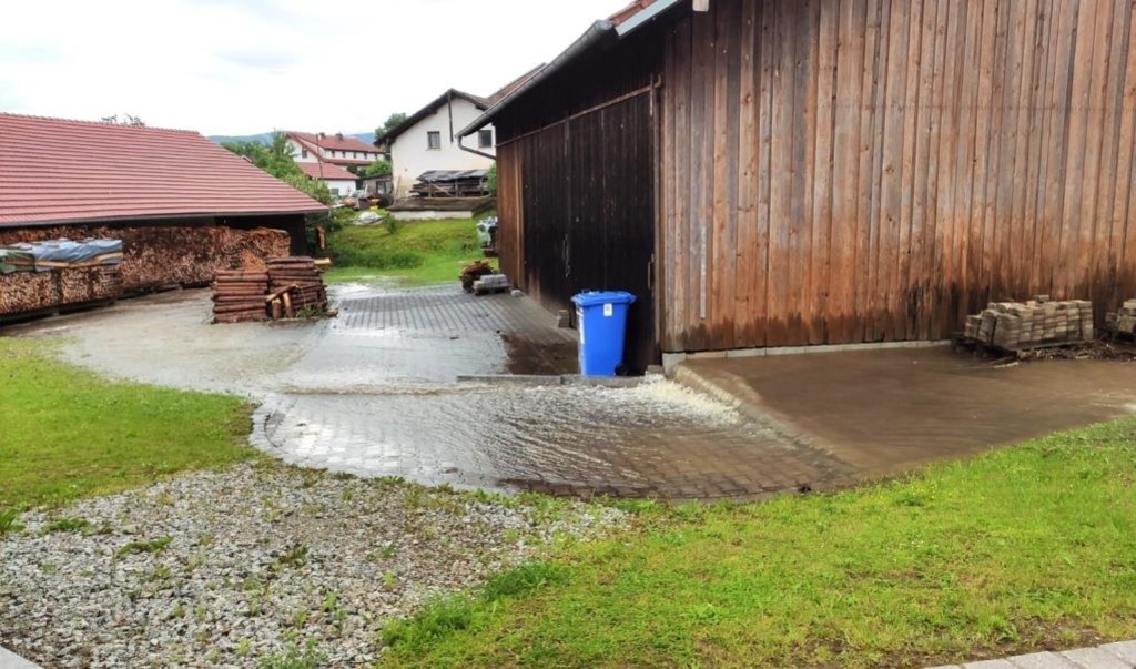 Unwetter setzt Keller im Landkreis Cham unter Wasser und flutet Straßen und Grundstücke