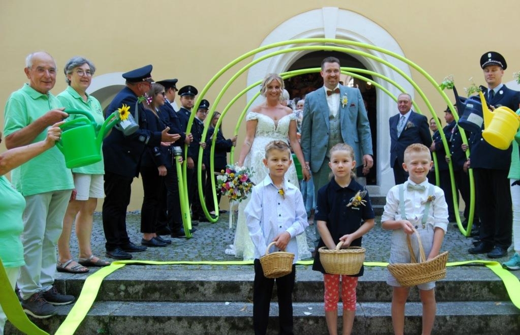 Langes Ehrenspalier: Daniel und Stefanie Hecht haben geheiratet