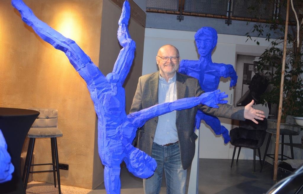 Günter Krempl eröffnet seine Ausstellung „Menschen im raum“