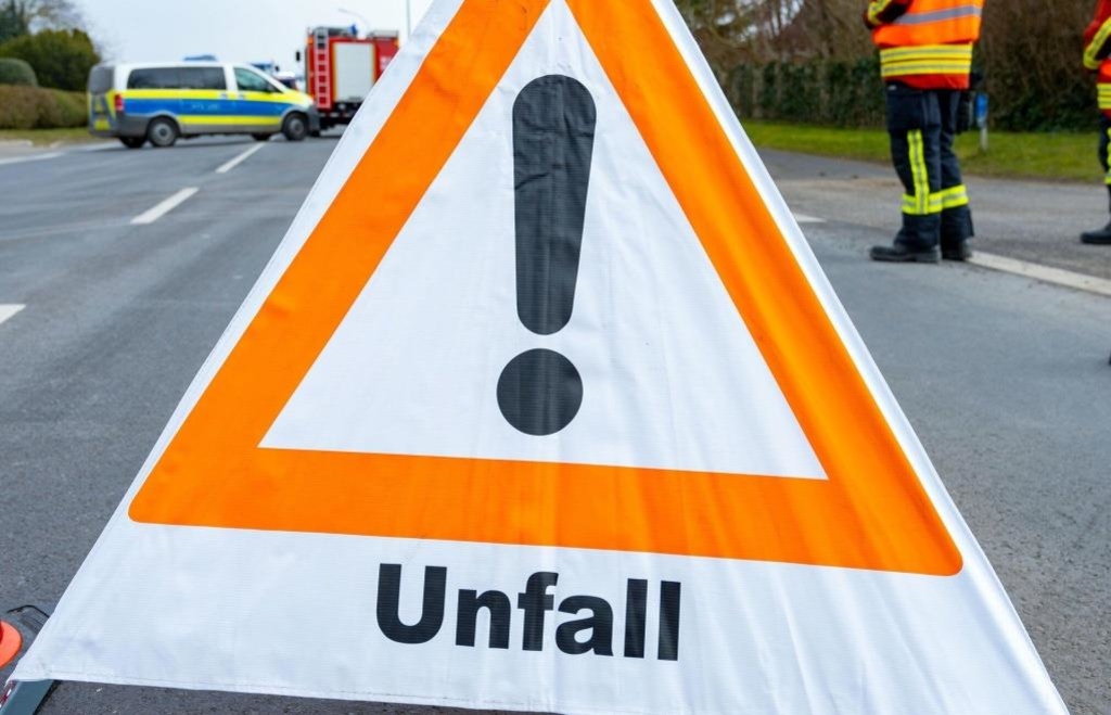 Schwerer Unfall auf A3 bei Regensburg: Frau (20) überschlägt sich mit BMW