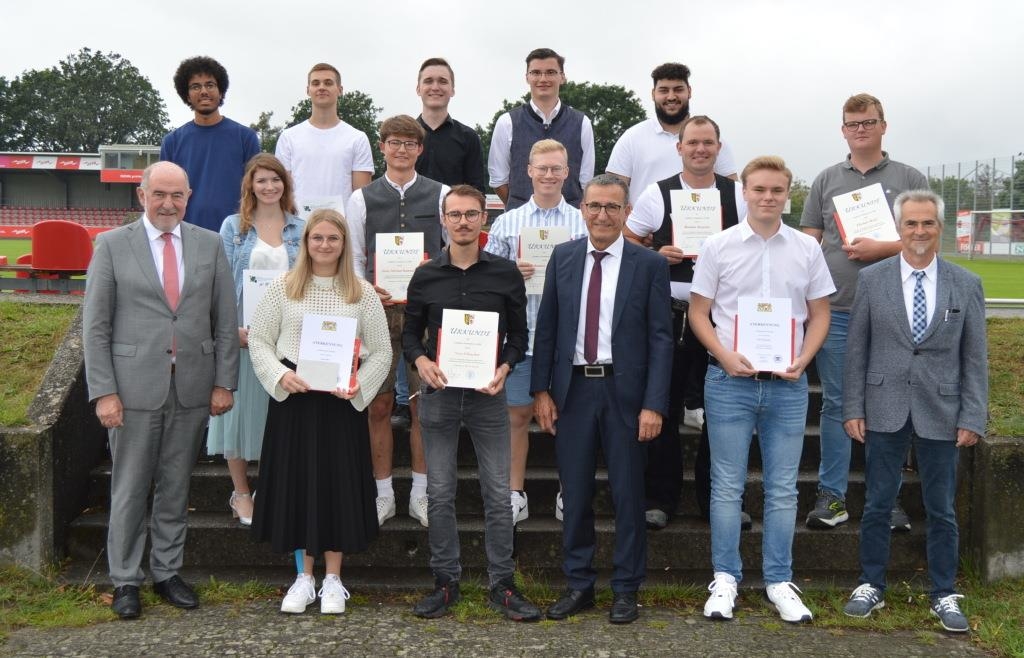 Das Rüstzeug für neue Wege bekommen: Berufsschule Neumarkt feiert seine ...