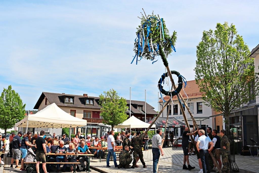 Soldaten halfen beim Maibaumaufstellen