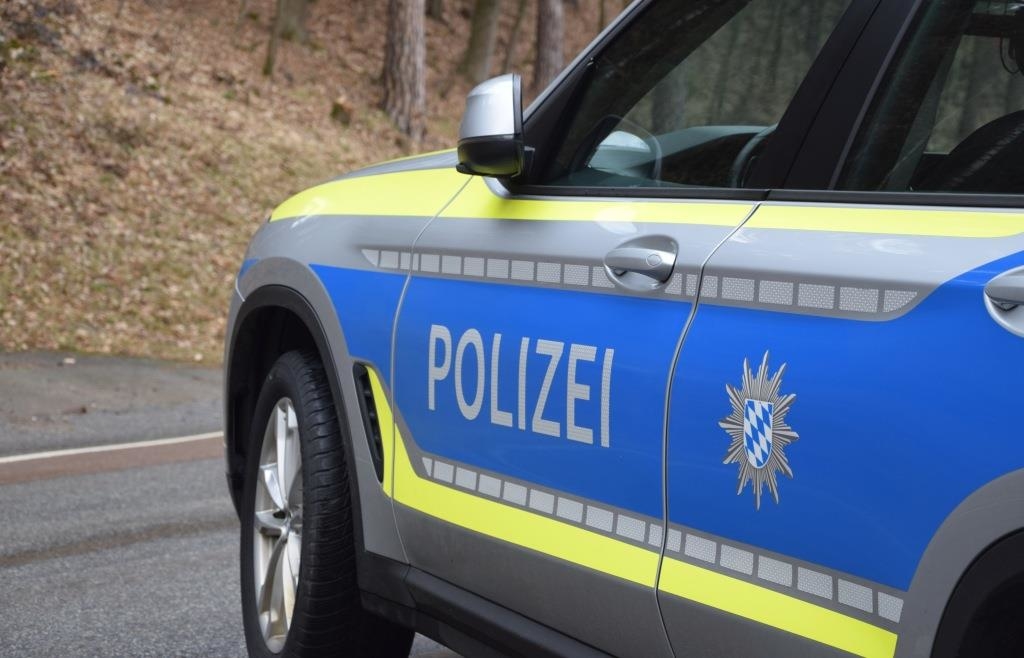 9000 Euro Sachschaden nach Zusammenprall in Cham: Polizei sucht Zeugen