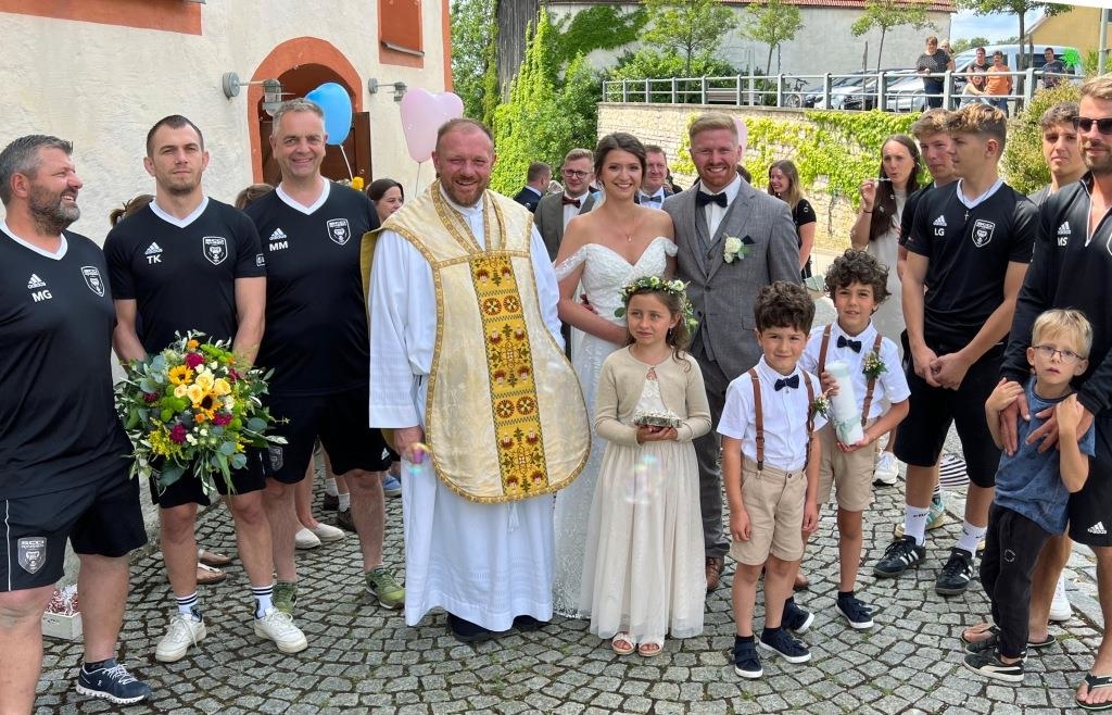 Ringer, Kirwaleit und Jäger gratulierten Brautpaar in Sindlbach