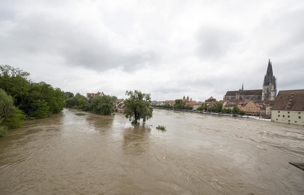 Donau steigt: Regensburg ruft Katastrophenfall aus – Bürgertelefon eingerichtet