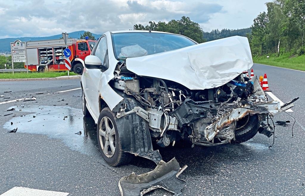 Vorfahrt missachtet: Unfall zwischen Bad Kötzting und Blaibach fordert drei Verletzte