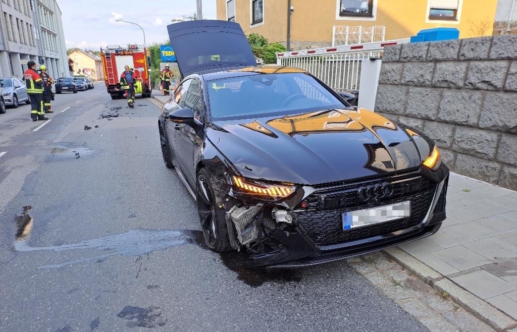 44.000 Euro Sachschaden bei Unfall in Roding: Opel kracht in der Stadtmitte in Audi RS 7