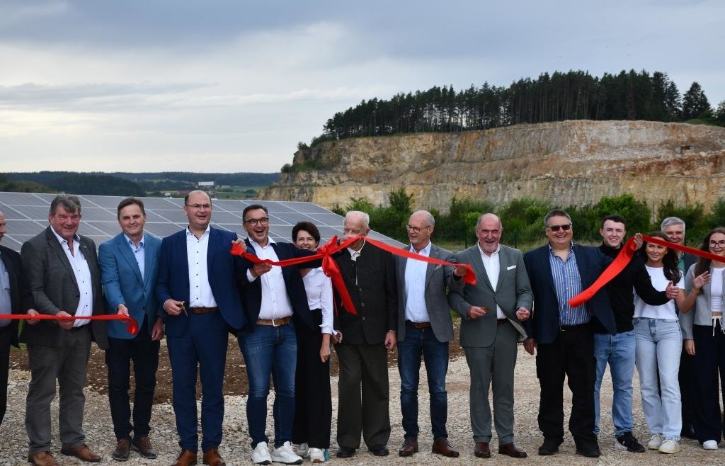 Trollius in Lauterhofen nimmt Solarpark in Betrieb und feiert mit ...