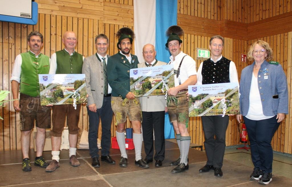 Schuhplattler und Gastgeschenke beim Karlstein-Treffen