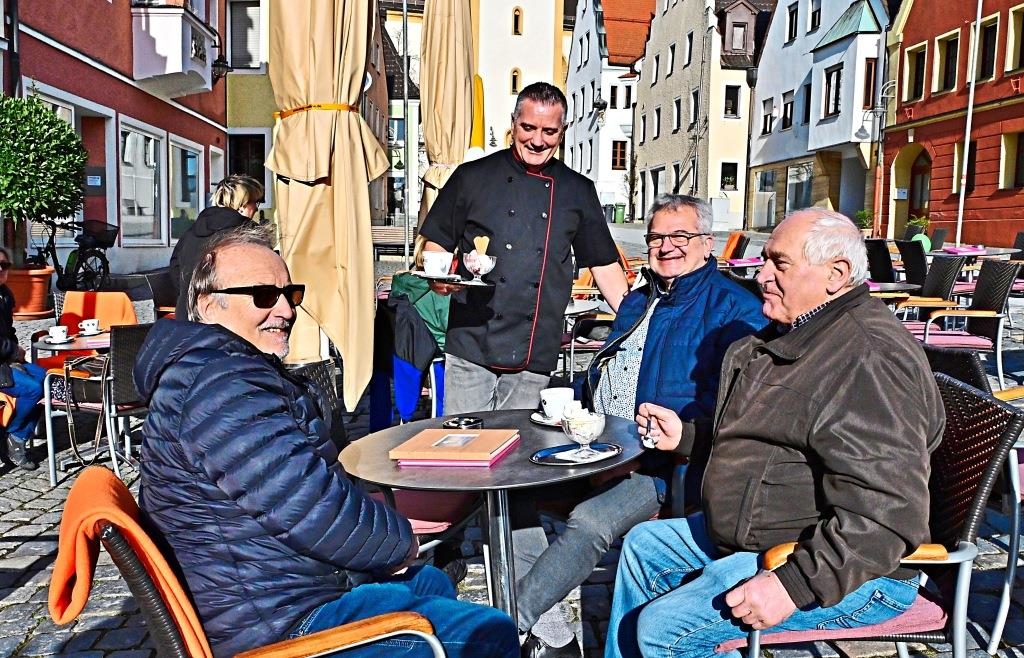 Sonniger Auftakt für die Schwandorfer Eisdiele: De Pellegrin öffnet unter neuer Führung