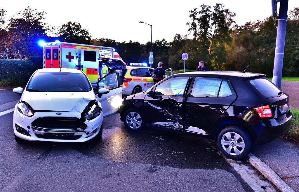Beim Abbiegen nicht aufgepasst: Zwei Verletzte bei Unfall in Schwandorf