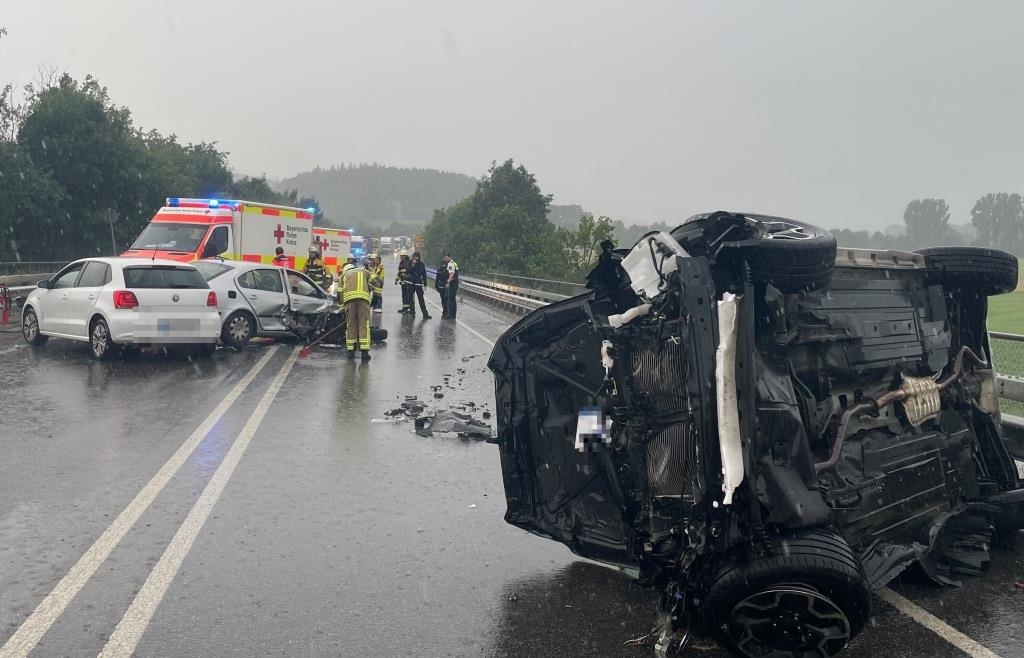 Schwerer Unfall auf der B20 zwischen Weiding und Kothmaißling: Drei Verletzte