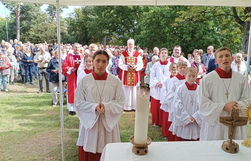 Pfarrei Möning feiert mit zahlreichen Wallfahrern das Bergfest