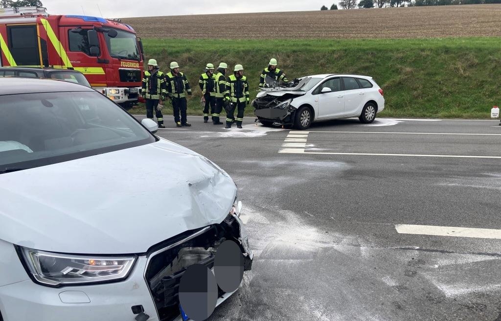 Unfall mit zwei Autos auf der B20 in Furth im Wald – 21-Jährige verletzt
