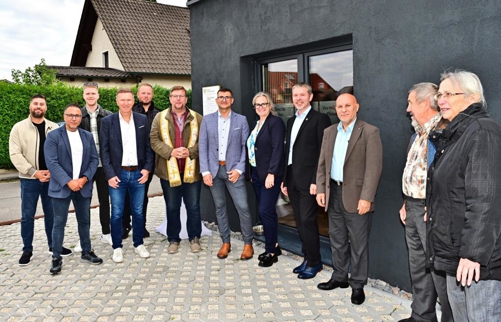 Neue Büroräume von Vermögensberater Andreas Hochmuth in Zielheim gesegnet