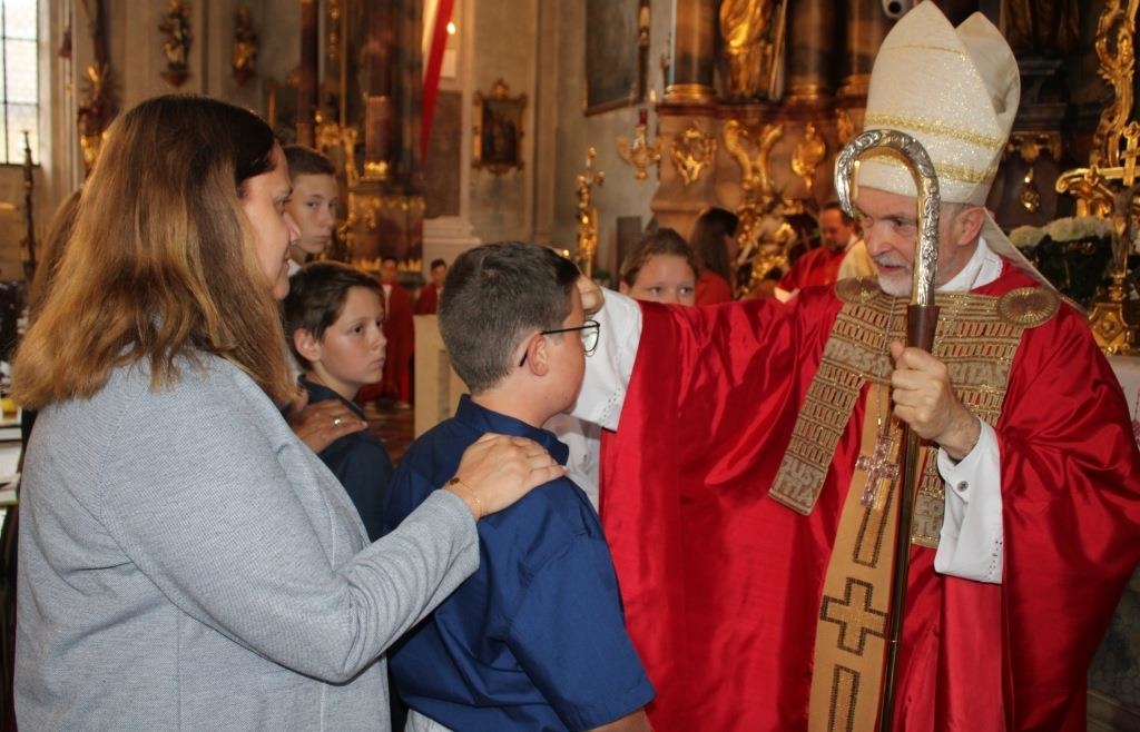 Bischof Gregor Maria Hanke firmte Jugendliche in Berching
