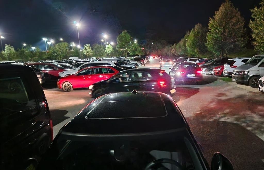 Verkehrschaos vor Auftritt von Torsten Sträter in der Donau-Arena ...