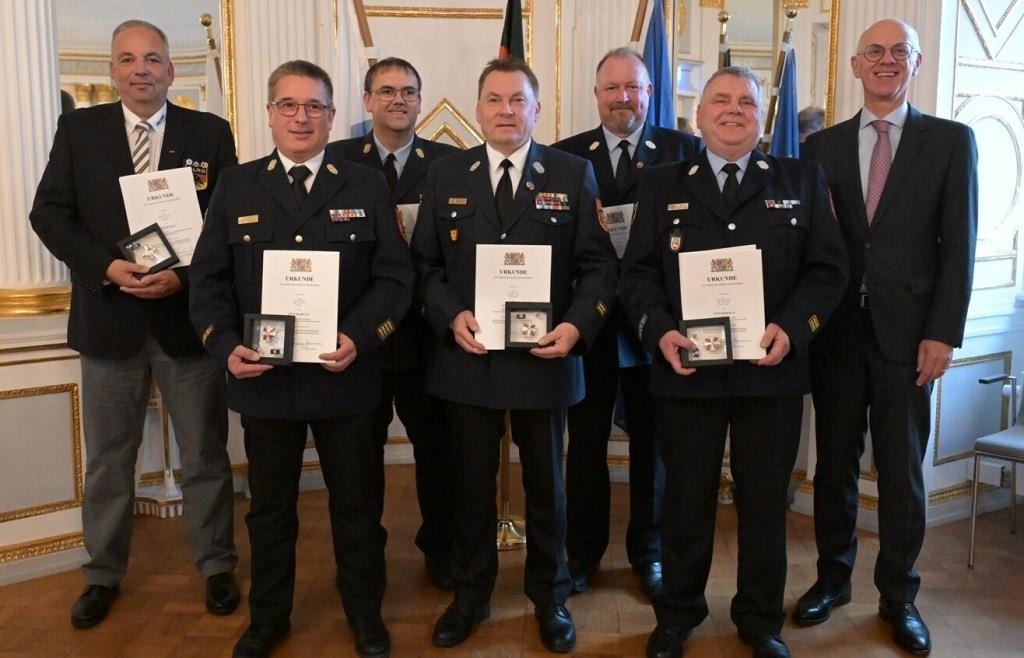 Regierungspräsident ehrt Feuerwehrmann aus Berching mit dem Steckkreuz