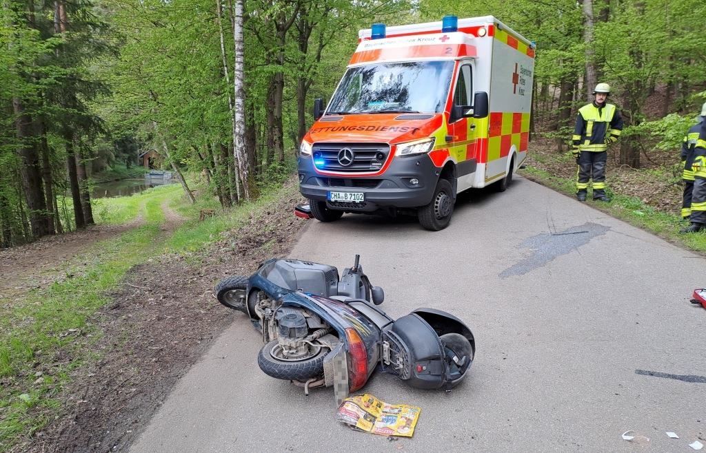 Unfall bei Roding: Rollerfahrer (68) erlitt bei Sturz lebensbedrohliche Verletzungen