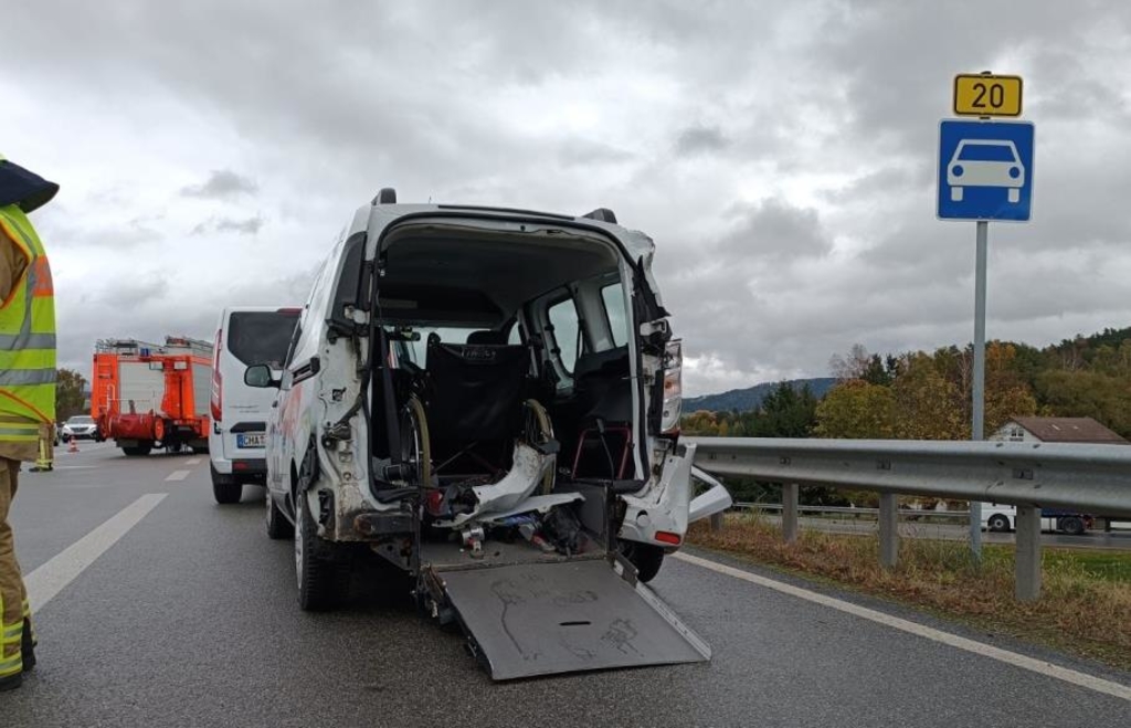 Unfall auf der B20 bei Cham: Drei Leichtverletzte – Stau zur Mittagszeit