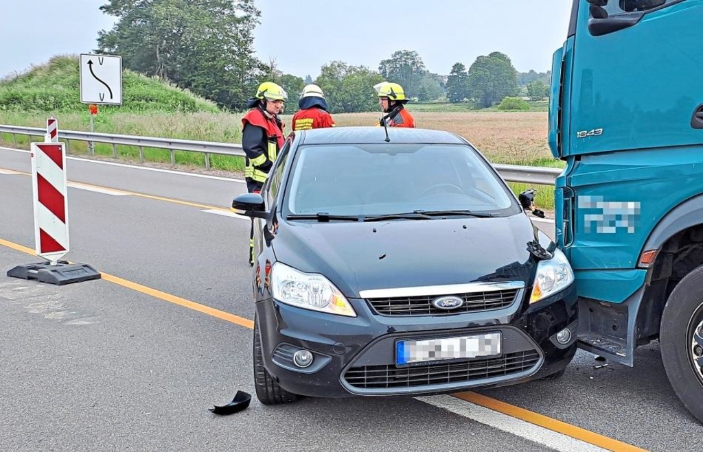 Autofahrerin missachtet Vorfahrt – Kollision auf B85 mit Lastwagen