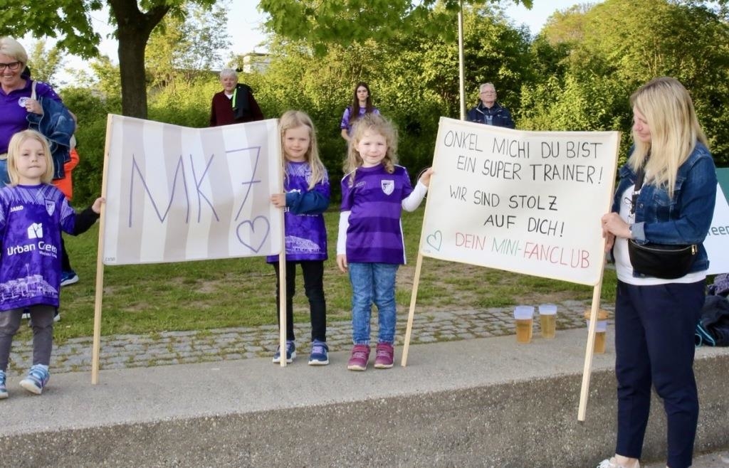 Mini-Fanclub verabschiedet Kirner: Kareth schenkt seinem Trainer einen ...