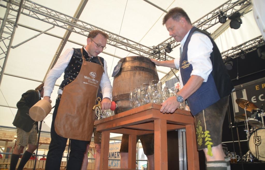 Das 73. Chamer Volksfest ist eröffnet: Die Jugend machte Stimmung im Zelt