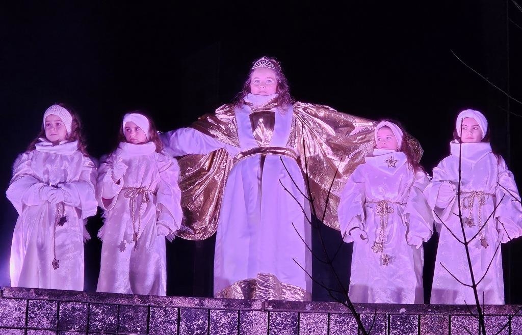 Von Niklaus bis Zauberer: Christkindlmarkt in Falkenstein war ein ...