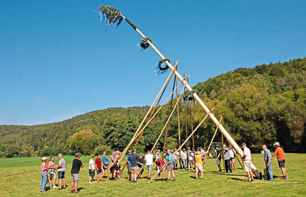 Emhofer stemmten ihren Baum ohne Technik – Ausrichter war Gastwirt Bauer