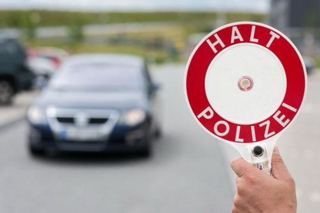 Ohne Führerschein aber mit Alkohol unterwegs: Polizei stoppt 46-Jährigen bei Falkenstein