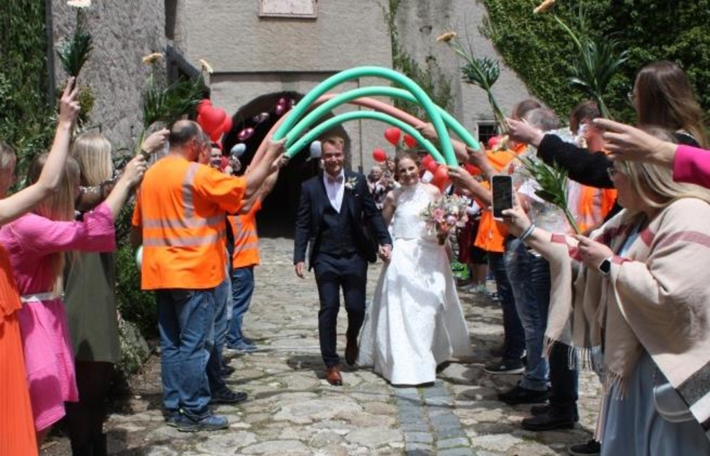 Anna Holz und Manfred Günther geben sich auf der Burg Falkenstein das ...