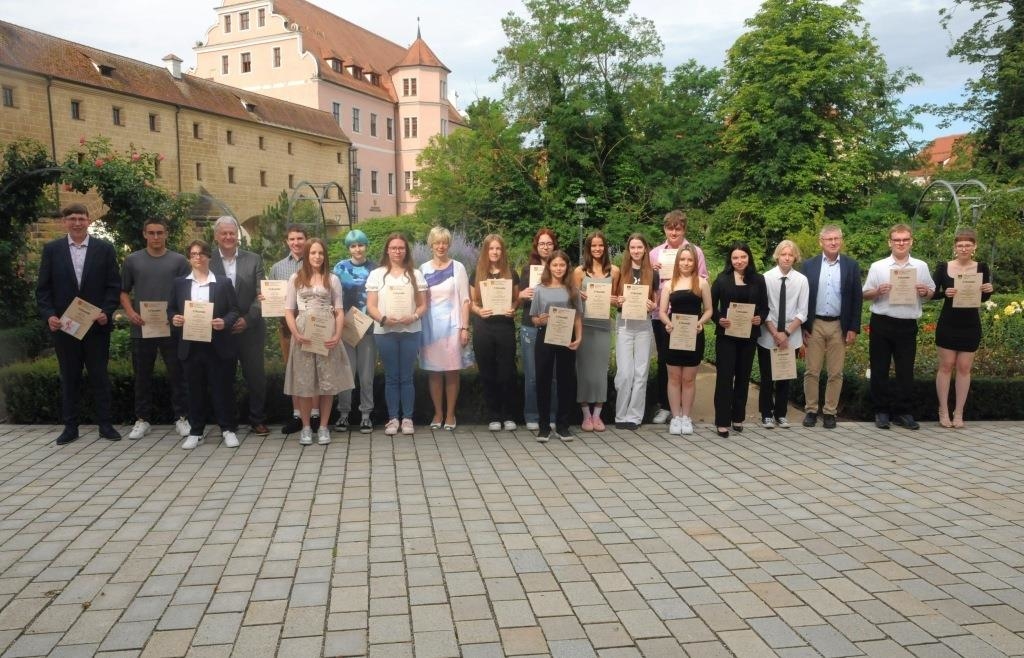 Amberg: 21 Mittelschüler für herausragende Abschlüsse gewürdigt – „Ihr ...
