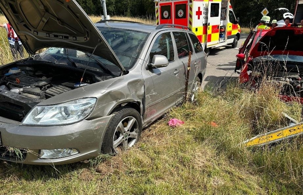 Zwei Frauen wurden bei Kollision auf der Kreisstraße 7 bei Michelsneukirchen verletzt