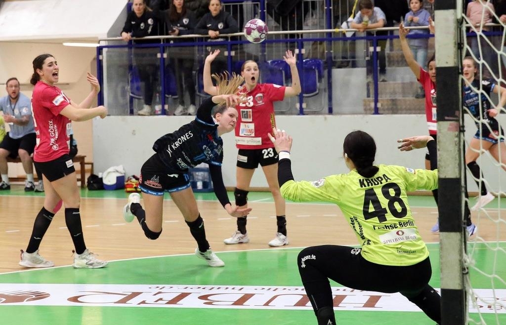 Die Frauen mit dem besseren Nervenkostüm: Regensburg geht mit gutem ...