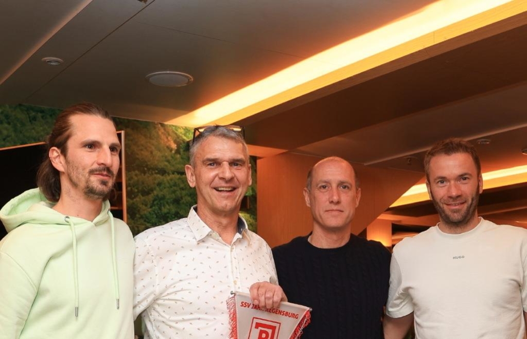 Trainerteam Des SSV Jahn Regensburg Analysiert In Kelheim Beim