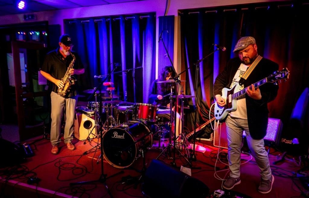 Ungewöhnlicher Konzertabend in Roding: Zwei Bands performen im Wohnzimmer