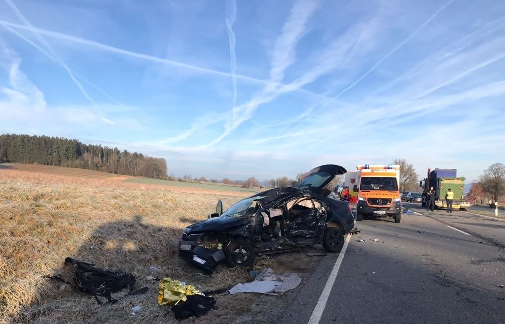 Autofahrer (20) übersieht Lkw: Zwei Verletzte nach Unfall auf B22 bei Rhan