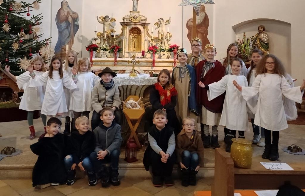 Münchshofener Nachwuchs geht als Maria und Josef auf Herbergssuche