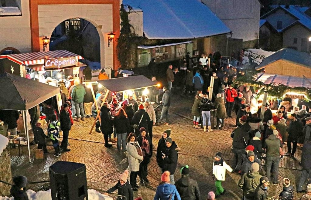Stimmungsvoller Weihnachtsmarkt in Blaibach mit Musik, Leckereien, Nikolaus und Christkind