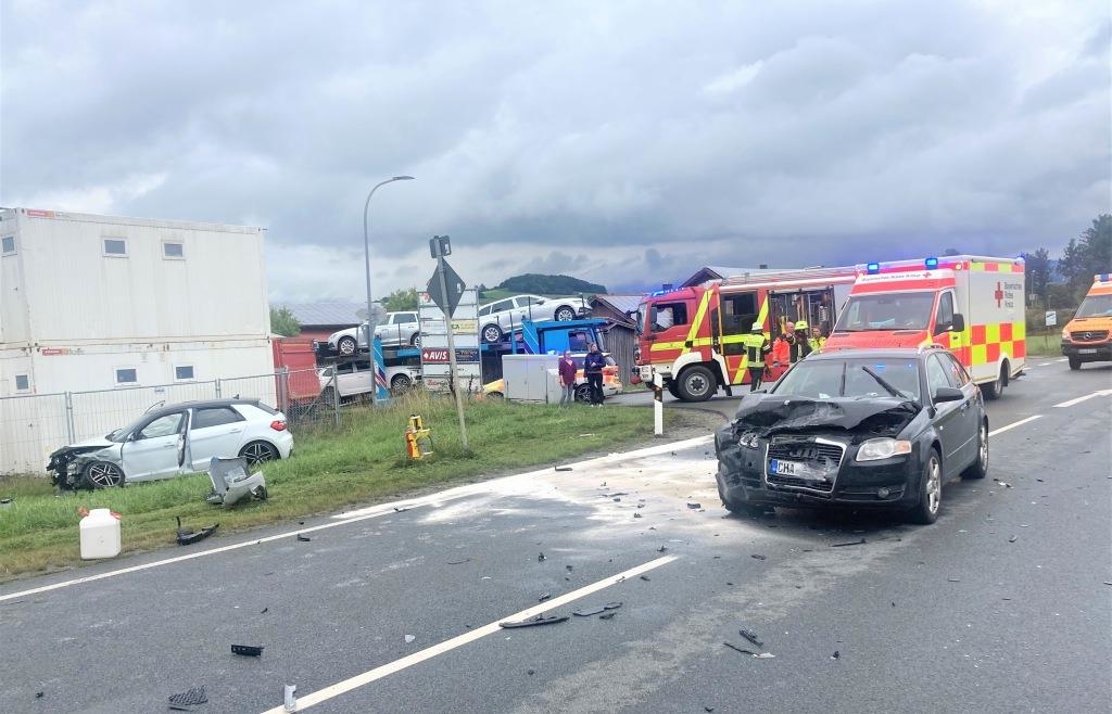 Unfall auf der B20: Vier Verletzte und Totalschaden nahe der Grenze in Furth im Wald