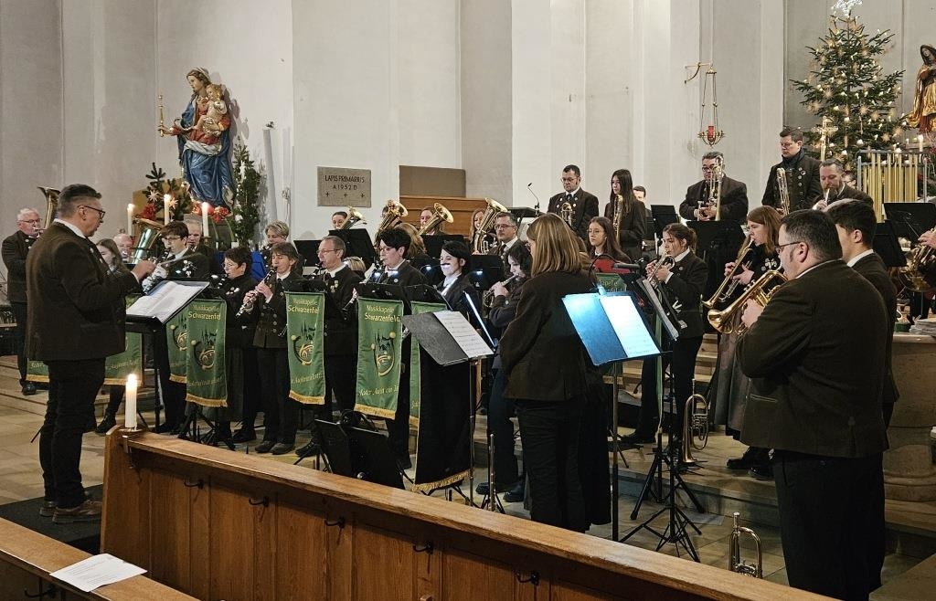 Weihnachtskonzert der Musikkapelle Schwarzenfeld begeisterte die Zuhörer