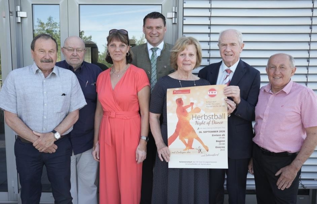 Tanzen im Herbst: Landrat Thomas Ebeling beschirmt Schwarz-Weiß-Ball ...