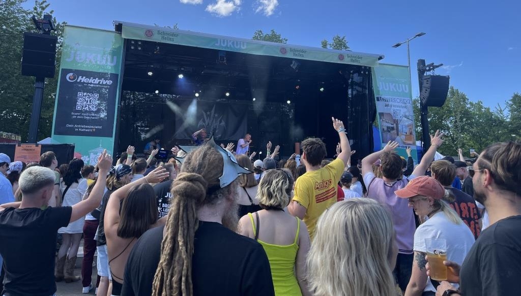 Sonne, Musik und ein Hauch Wehmut: Jukuu-Besucher feiern große Party in ...