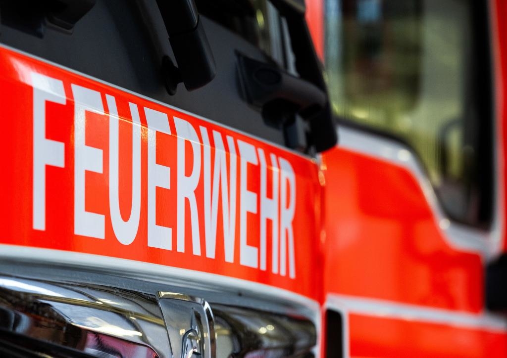 Feuerwehren kämpften gegen Brand in einem Eierlegebetrieb mit 120.000 Hühner bei Beratzhausen