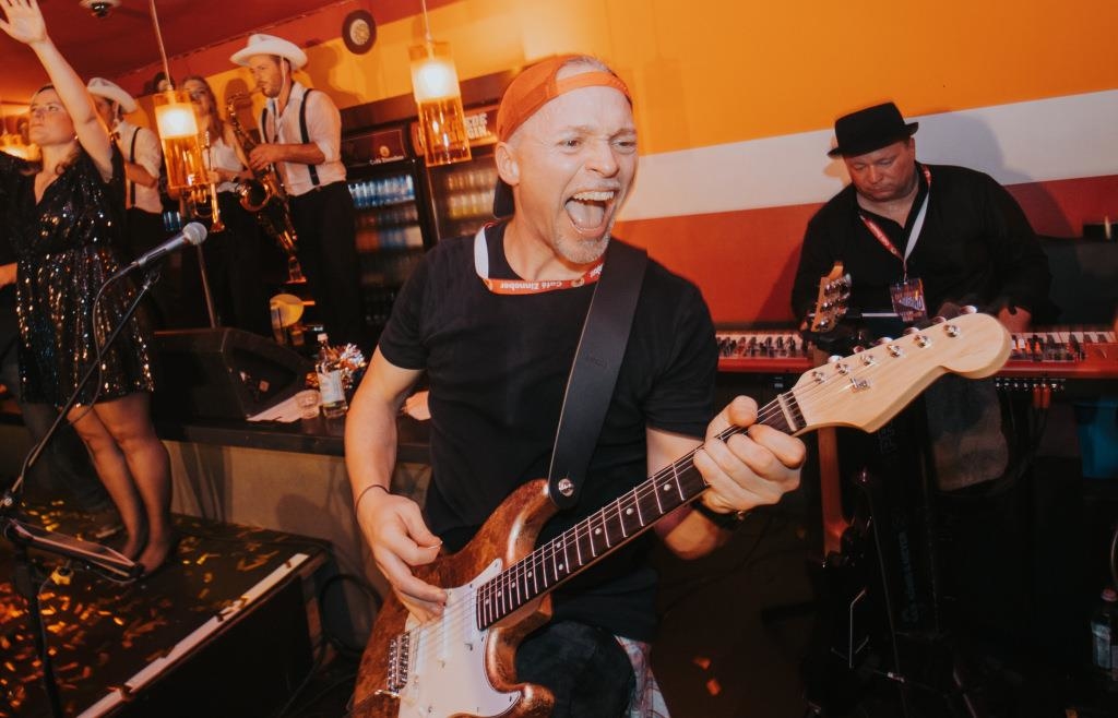 Kultnacht zum Zinnober-Jubiläum: Bunte Show, mitreißende Musik und viel ...