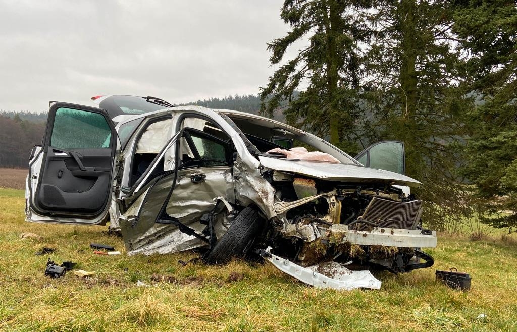 Wohl Vorfahrt übersehen: Tödlicher Unfall auf der B22 bei Tännesberg