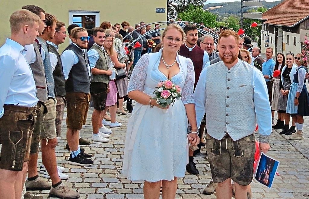 Hochzeit in Walderbach: Langes Spalier erwartet Florian und Eva Greßer