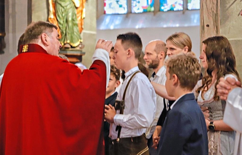 Domkapitular Norbert Winner firmte 20 Jugendliche im Neumarkter Münster